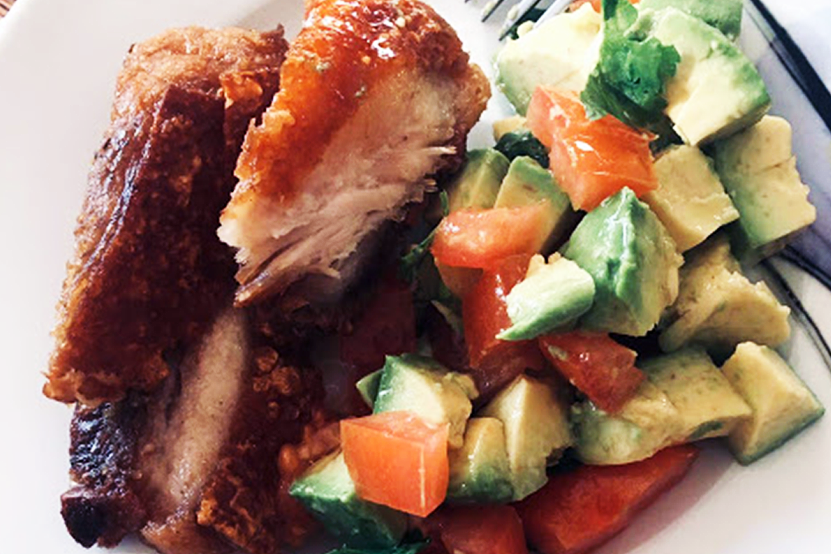 Chicharrón con ensalada de Avo – SomosKeto es La Keto Guru